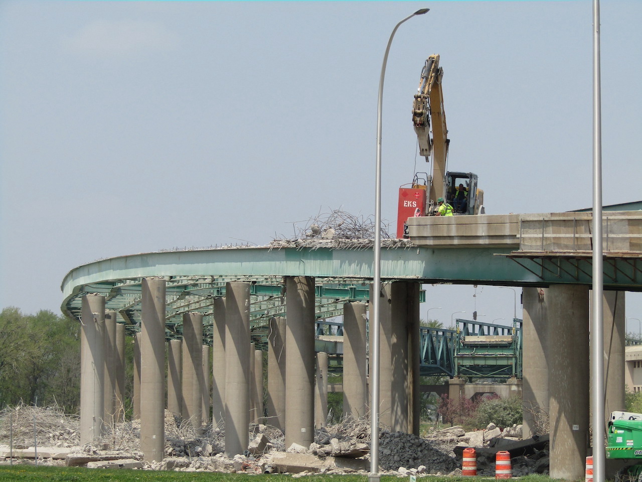 Bridge demolition work continues in Moline