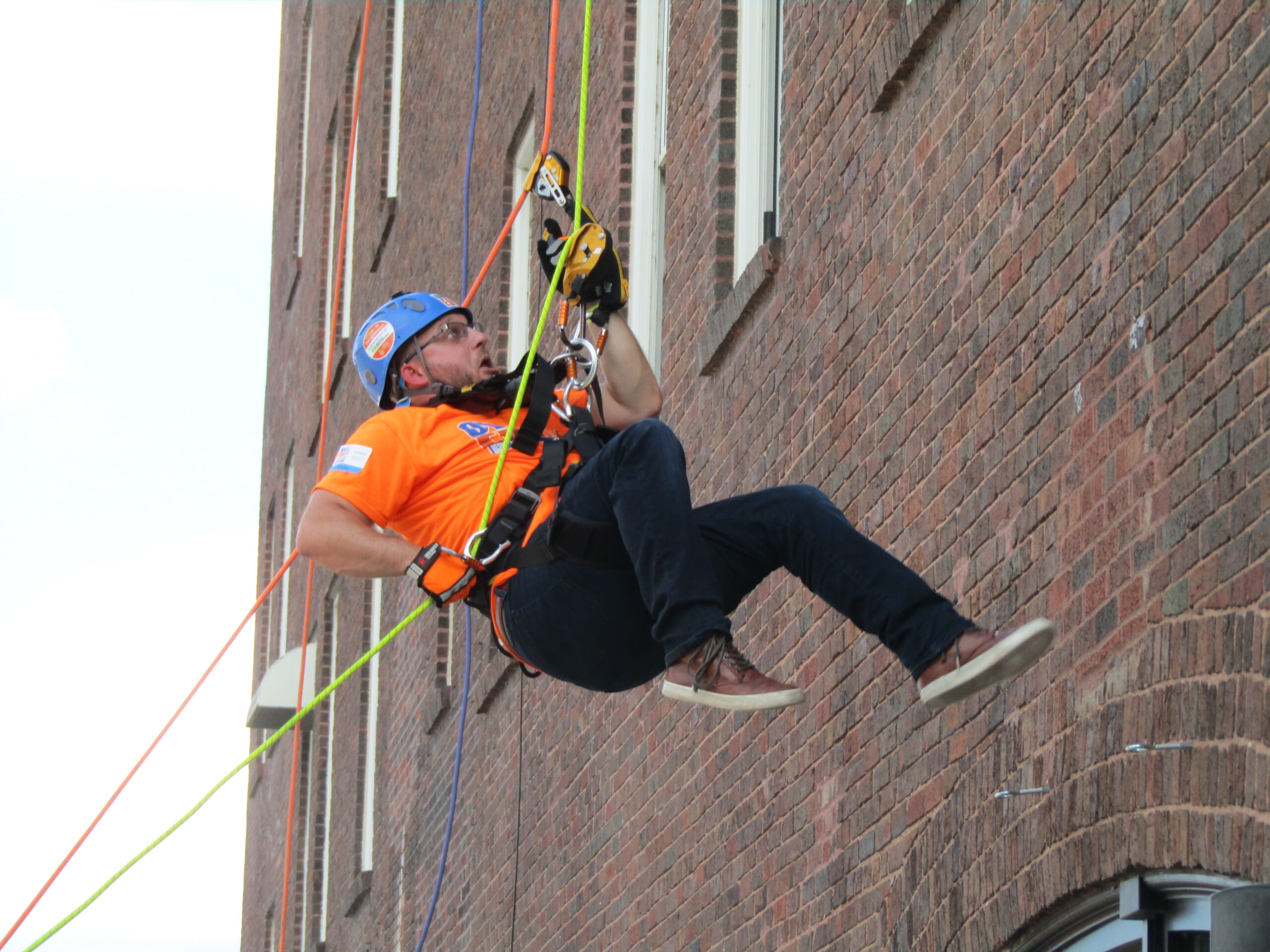 Rappellers face ‘crazy fear,’ raise money to help QC kids